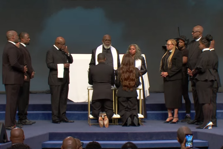 Watch: TD Jakes Transfers Leadership to Sarah Jakes Roberts and Touré ...