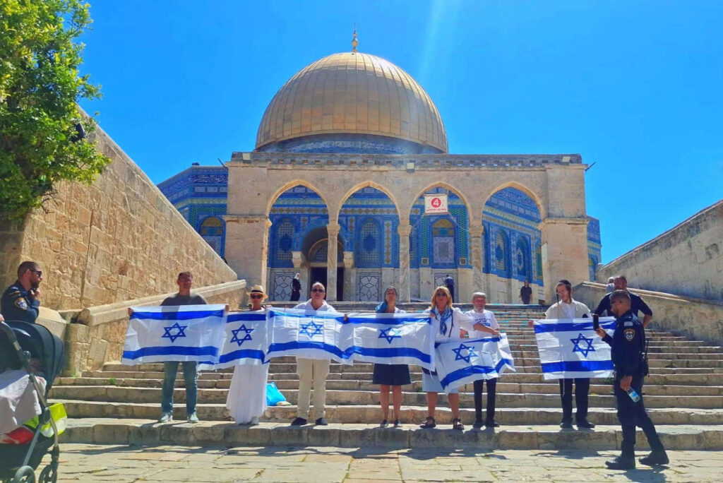 Israeli Flags Fly Freely on the Temple Mount as Messianic Fervor Grows ...